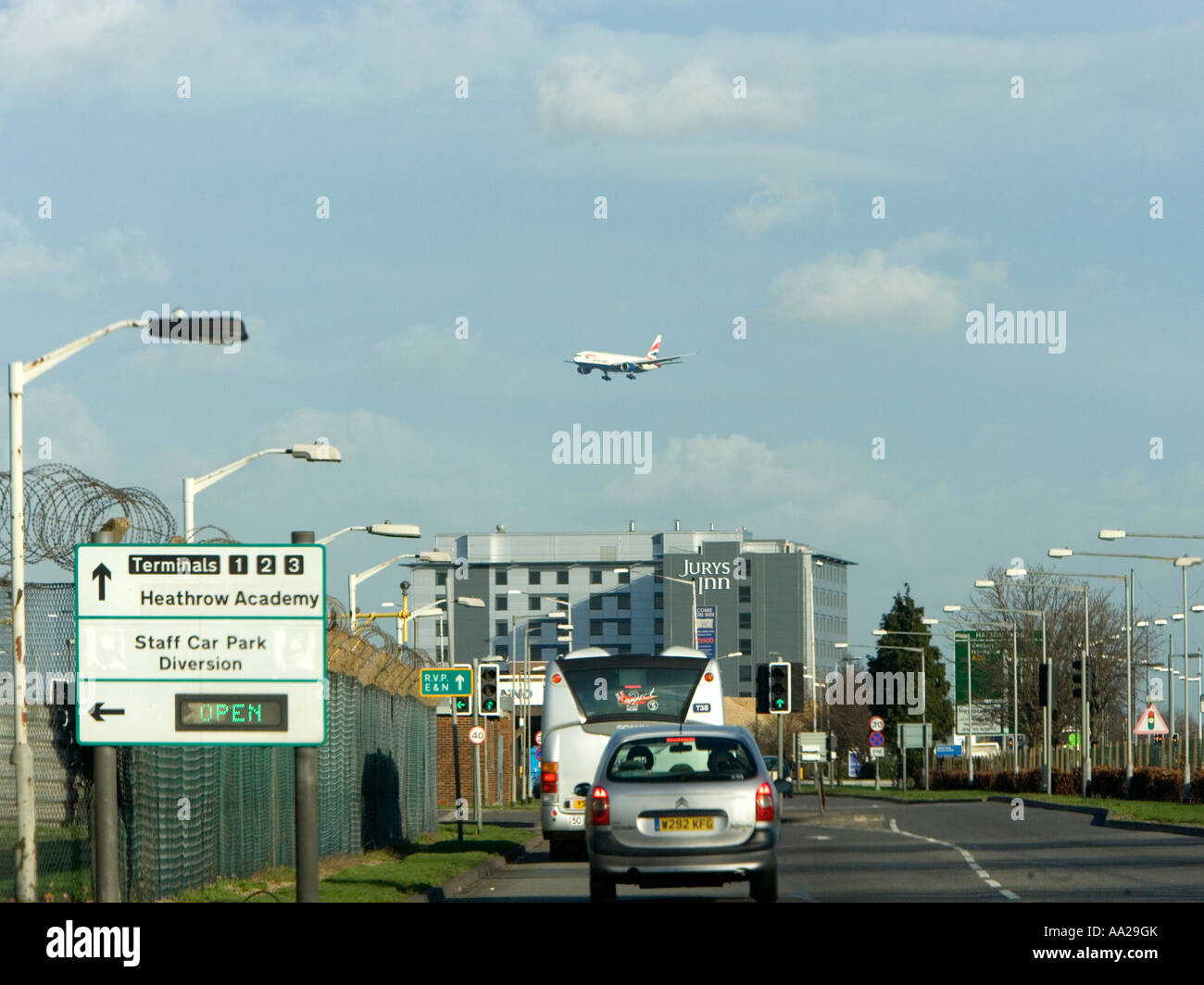 Landing at heathrow aerial hi-res stock photography and images - Alamy