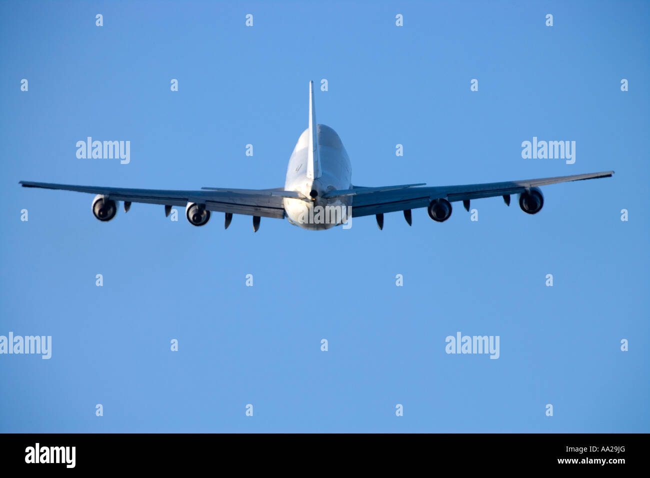 Aeroplane Boeing 747 jumbo jet taking off in blue sky Stock Photo - Alamy