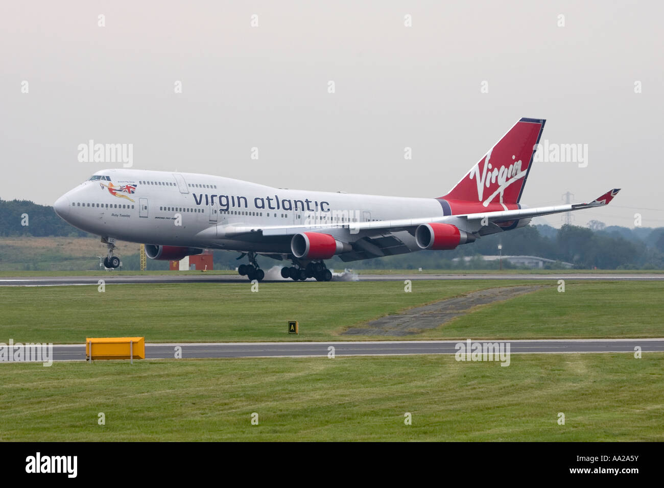Virgin atlantic 747 landing hi-res stock photography and images - Alamy