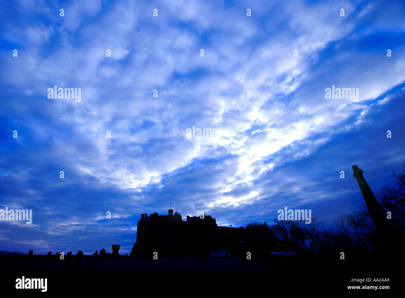 Edinburgh city centre castle blue sky clouds Stock Photo - Alamy