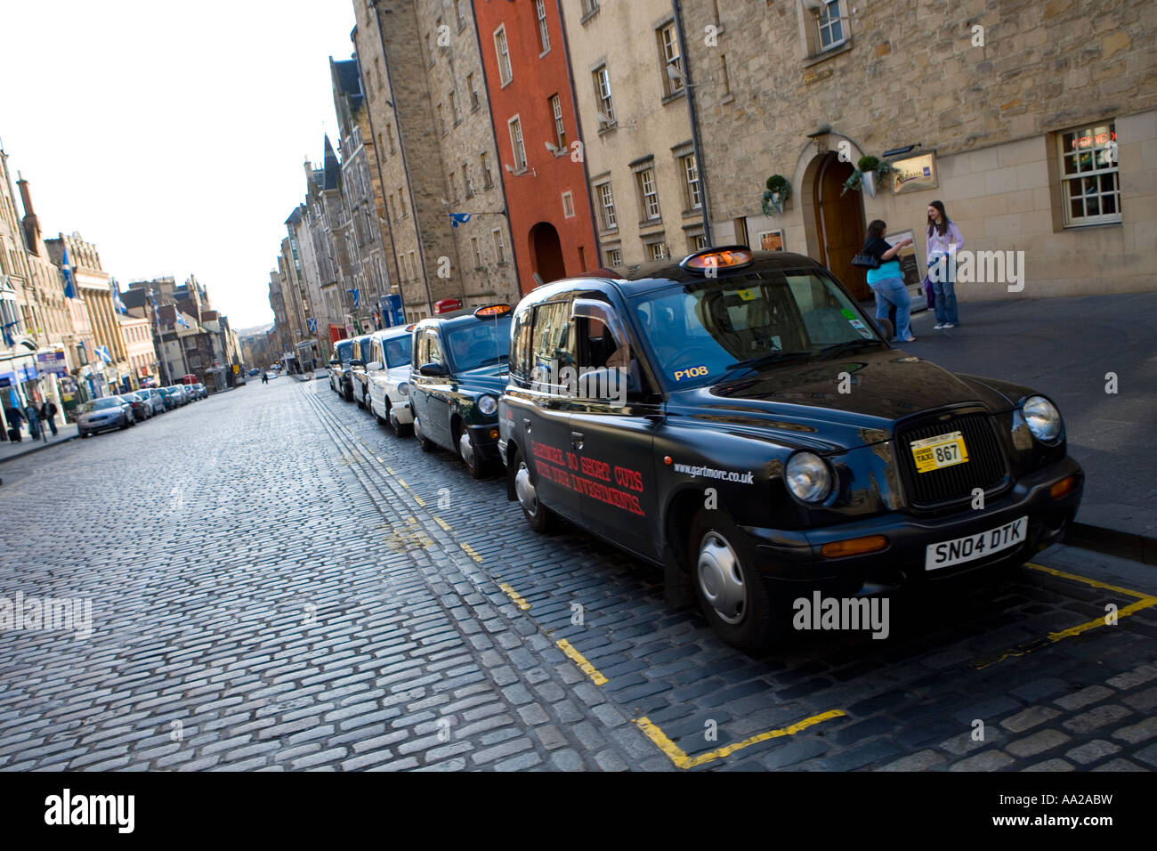 Edinburgh city centre black cab taxis waiting for fare at Hotel Stock ...