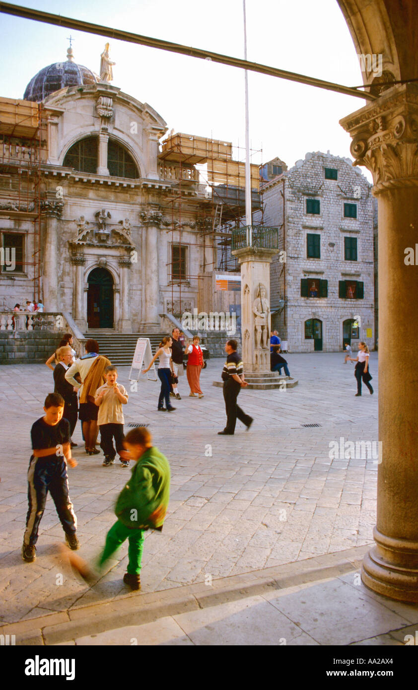 Croatia, Dubrovnik, people at town square Stock Photo - Alamy
