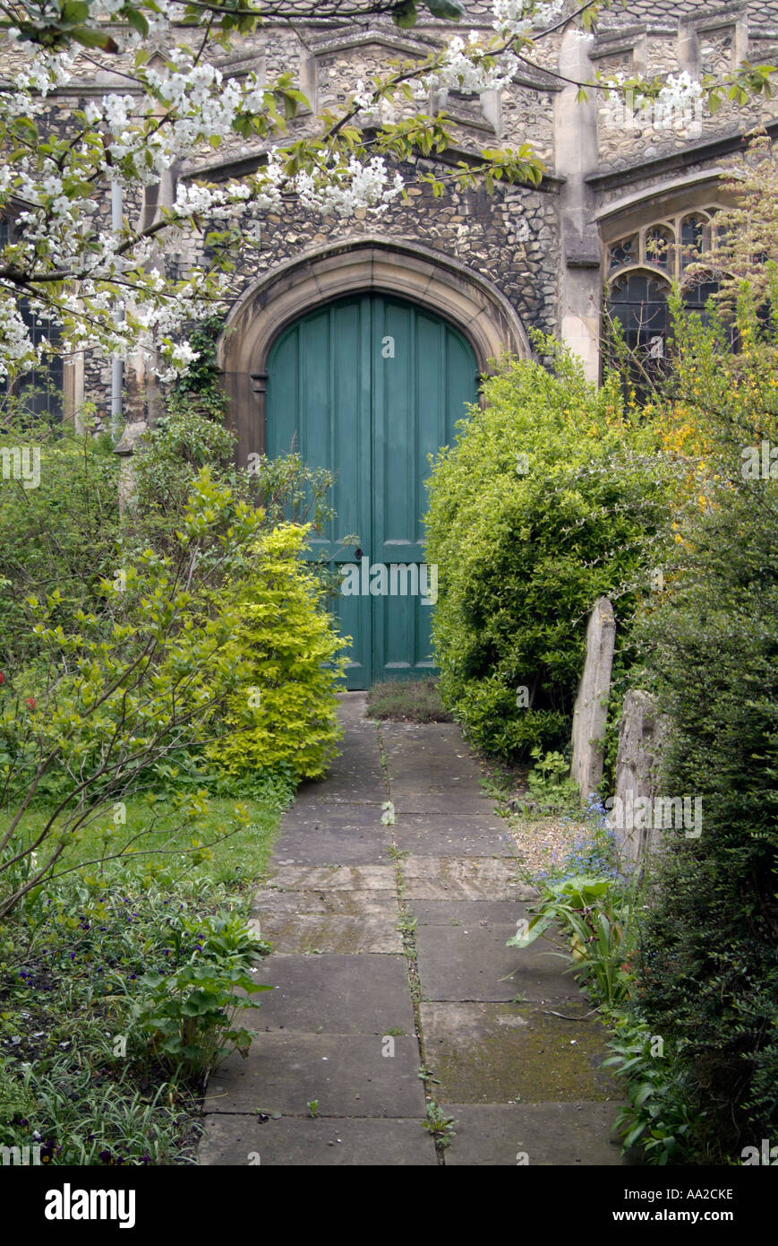 view down path to door Stock Photo - Alamy