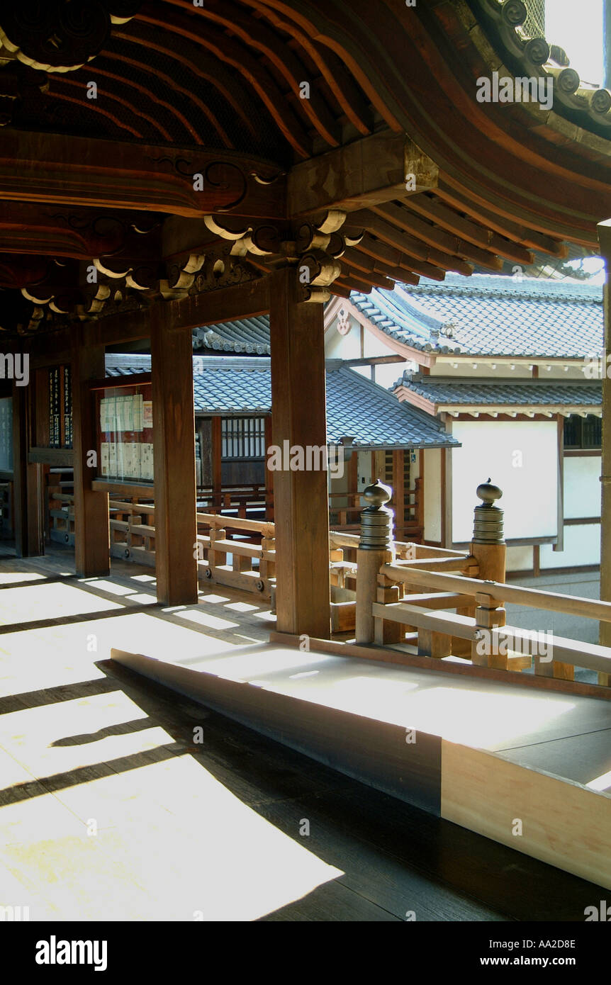Higash-Honaganji Temple, Kyoto, Japan - Walkway and ceiling struts ...