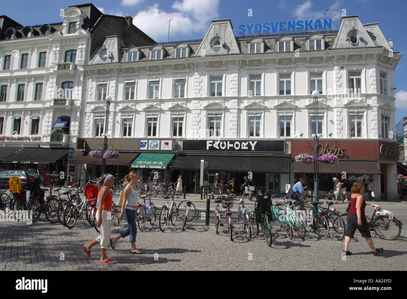 Busy city scene hi-res stock photography and images - Alamy