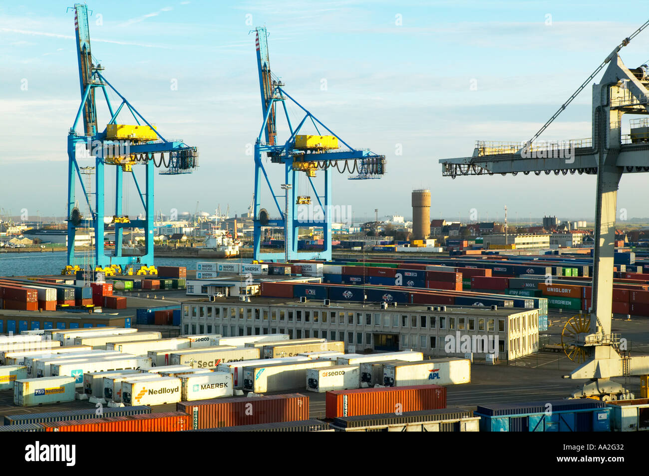 Shipping containers port zeebrugge hi-res stock photography and images ...
