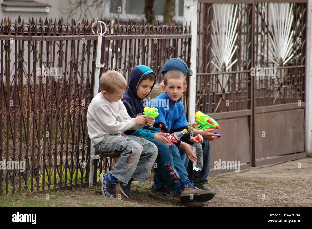 Kids sitting on gate countryside hi-res stock photography and images ...