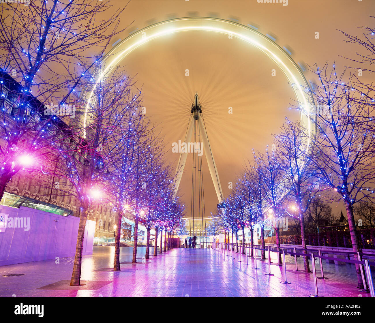 UK LONDON BA LONDON EYE ILLUMINATED Stock Photo - Alamy