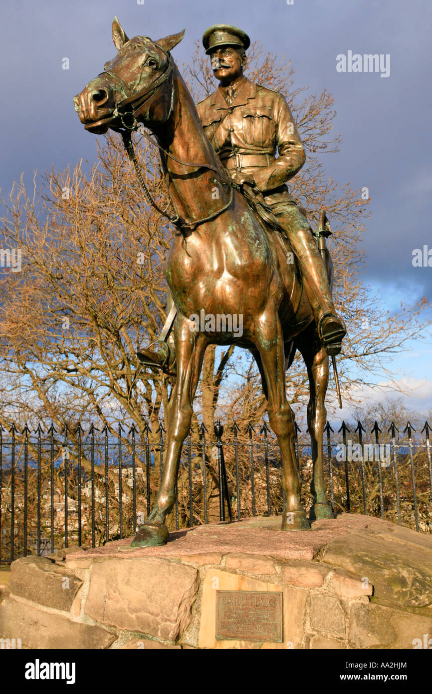 Field Marshall Earl Haig on Horseback Memorial Statue Stock Photo - Alamy