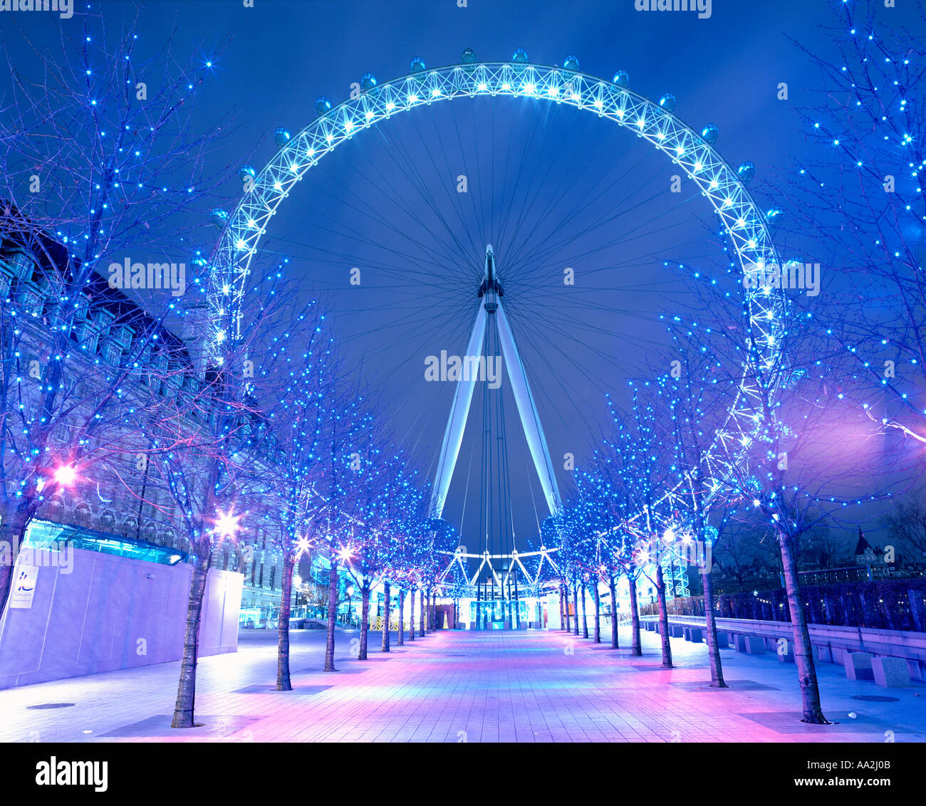 UK LONDON BA LONDON EYE ILLUMINATED Stock Photo - Alamy