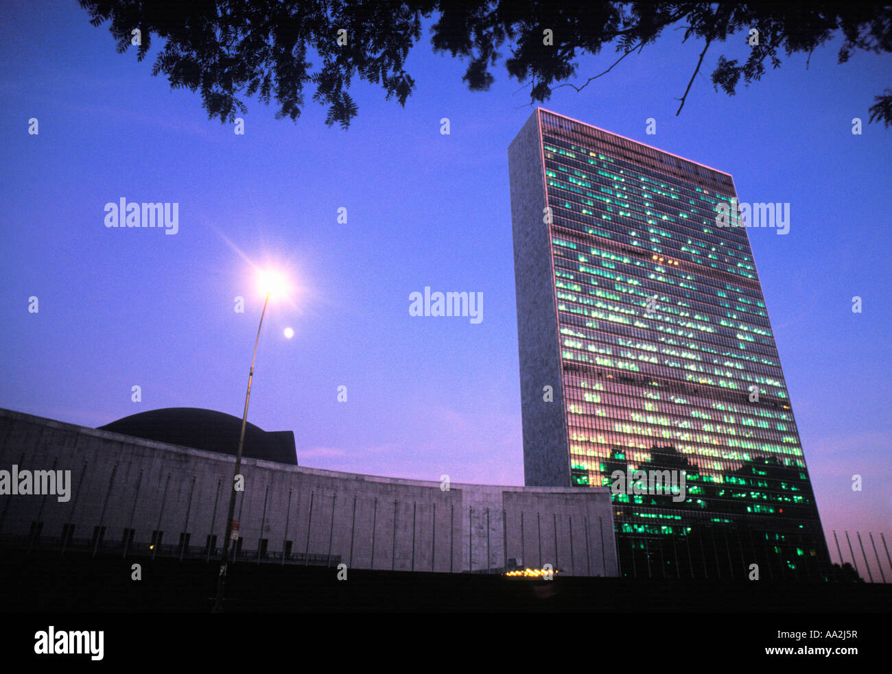 United Nations Secretariat Building and General Assembly at night in ...