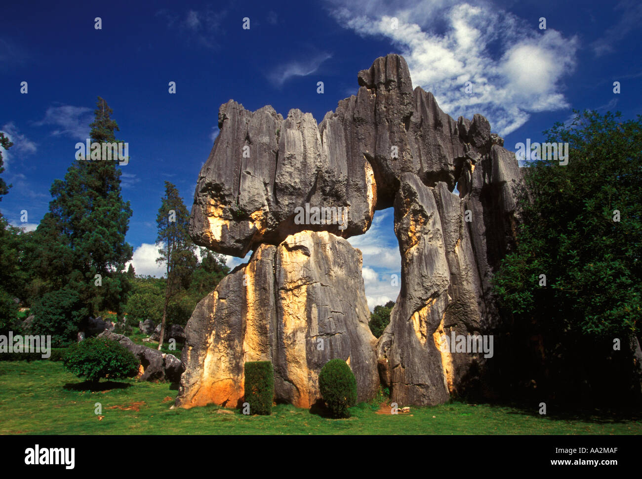 eye of the needle, karst, limestone, rock formation, Shilin Stone ...