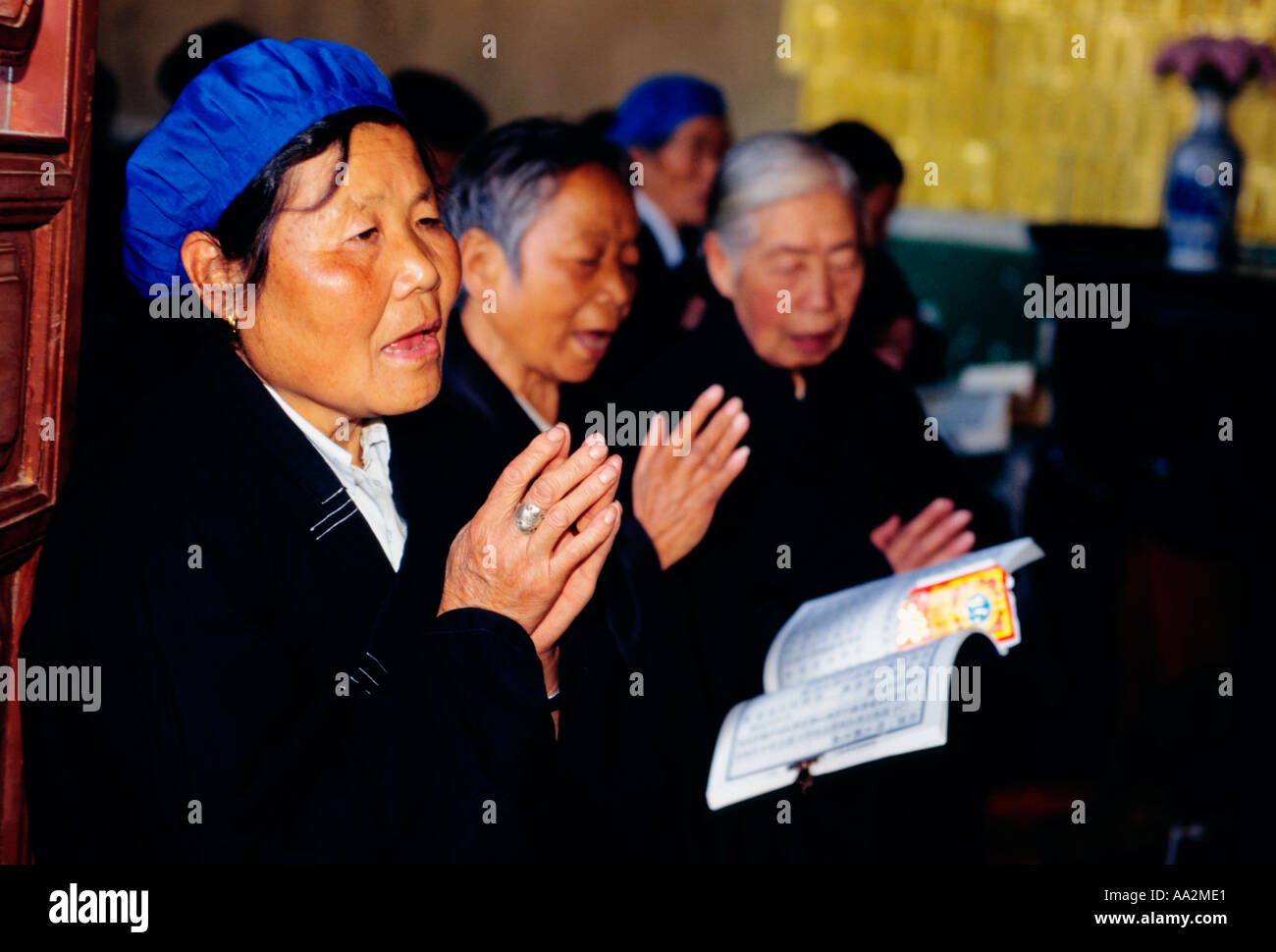 Chinese women, Chinese, women, at prayer, praying, religious service ...