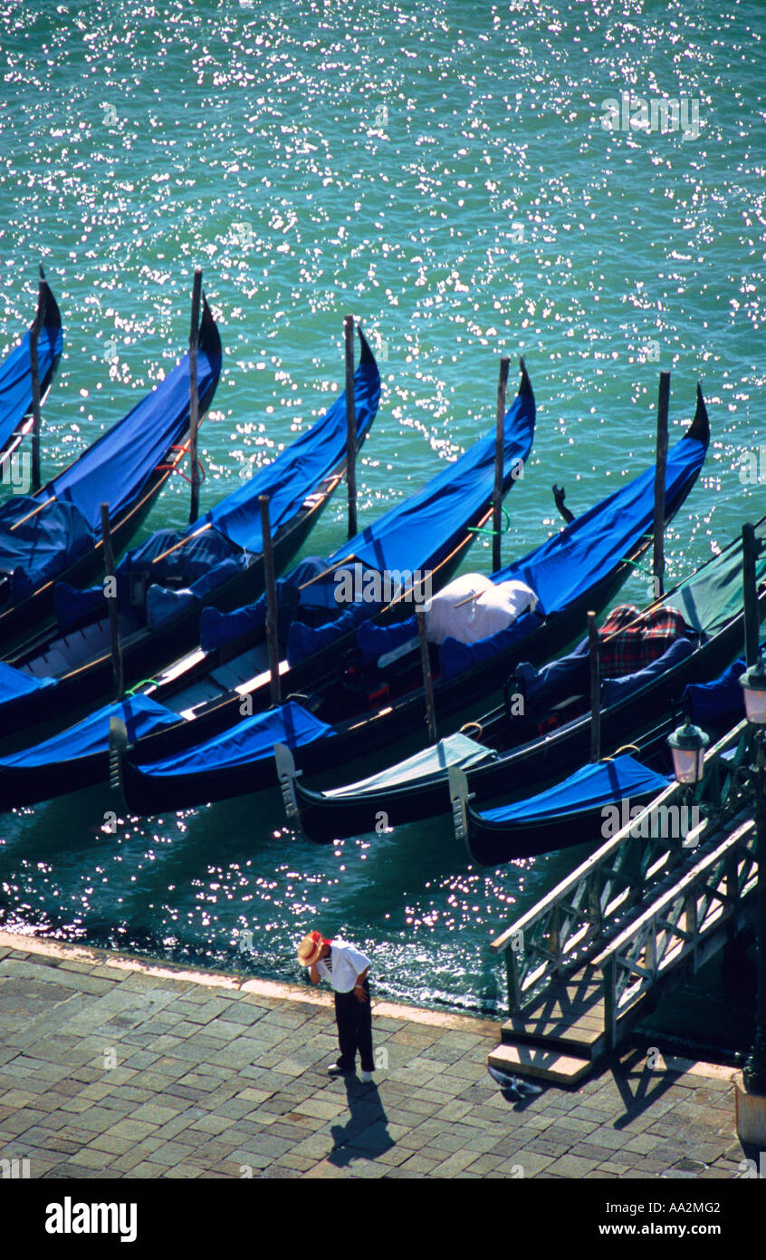 Man row a gondola hi-res stock photography and images - Alamy