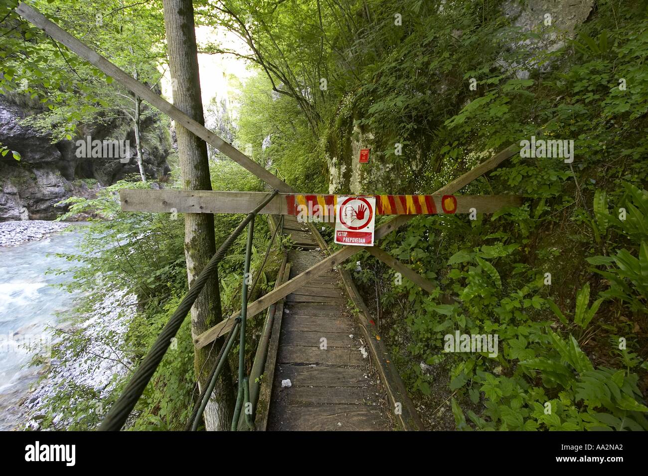 Footbridge warning sign hi-res stock photography and images - Alamy
