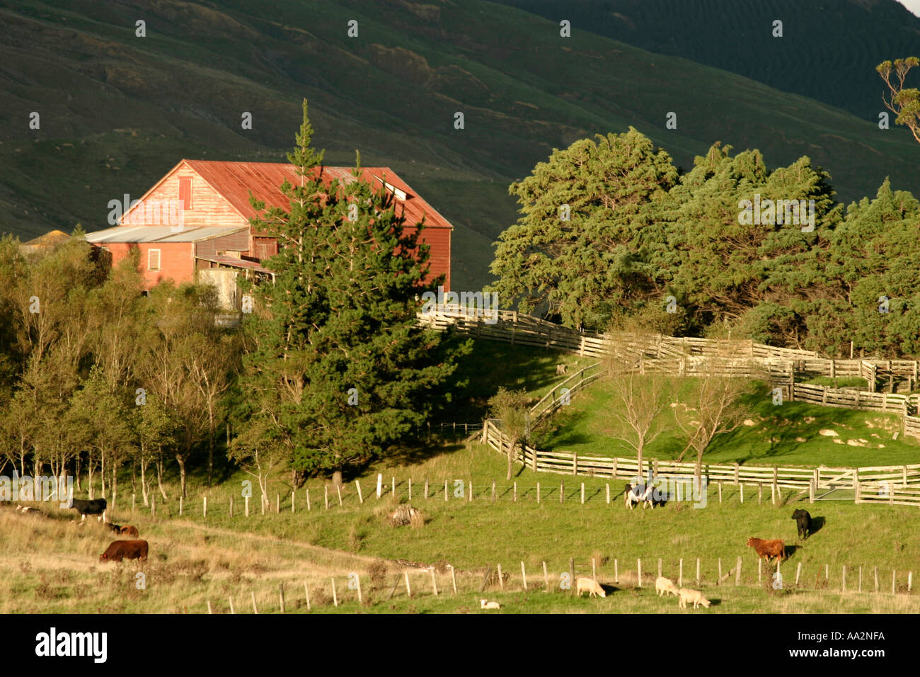 Red barn in new zealand hi-res stock photography and images - Alamy
