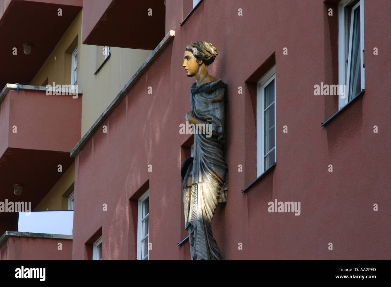 Karl Marx-Hof - facade with statue Stock Photo - Alamy