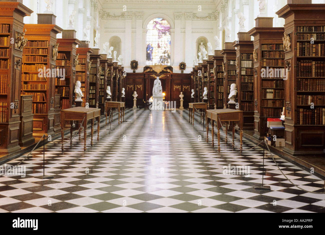 Cambridge university library interior hi-res stock photography and ...