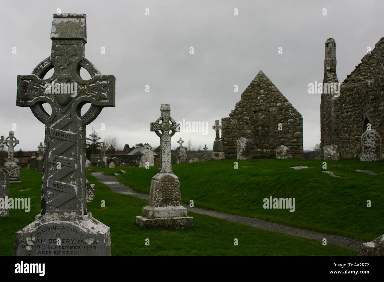 Clonmacnoise - churchyard with highcrosses Stock Photo - Alamy