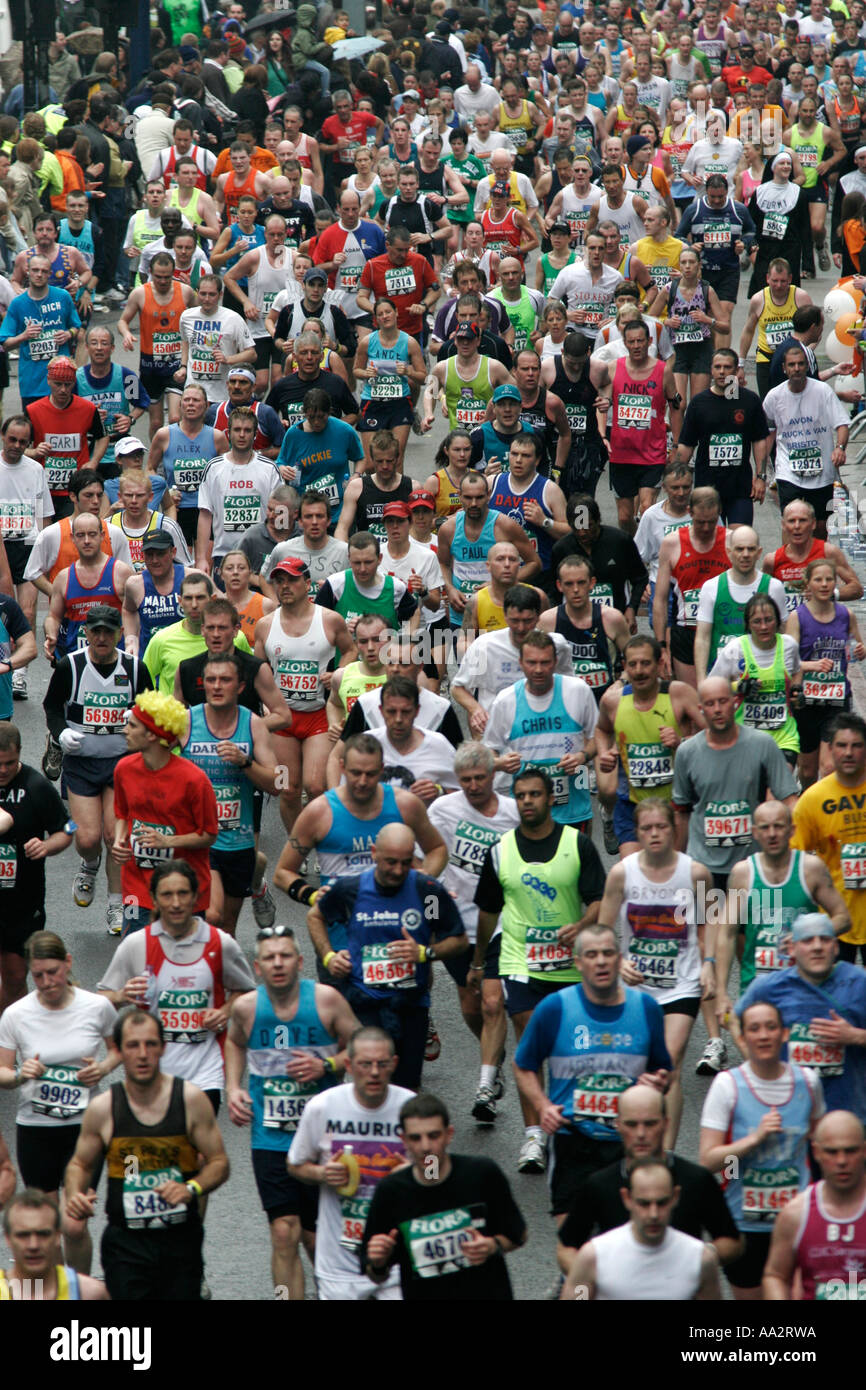 London marathon crowd hi-res stock photography and images - Alamy