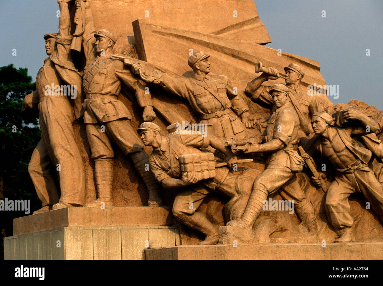 Socialist art statue, Socialist art, Communist art, stone sculpture ...