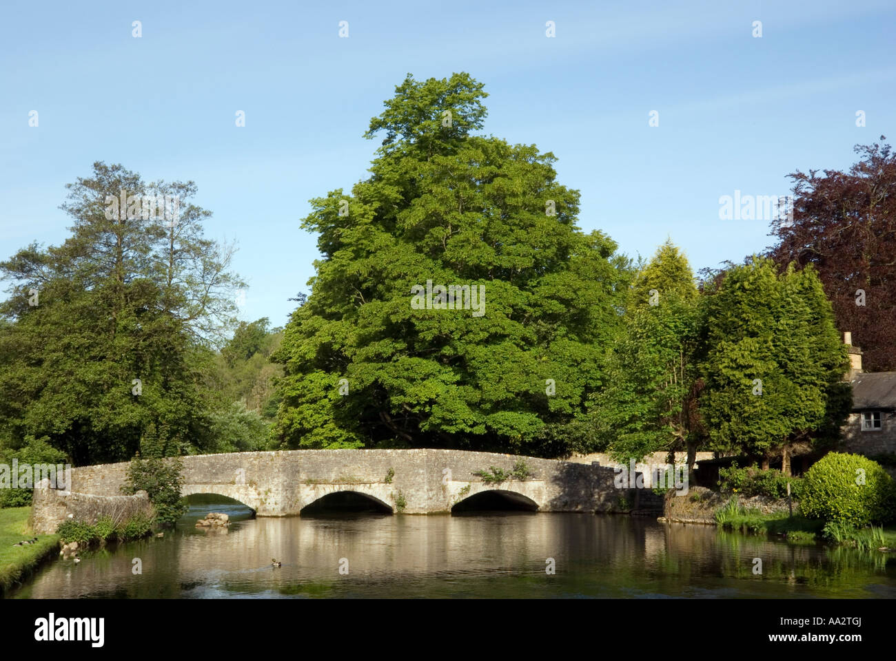 bridge at ashford in the water Stock Photo - Alamy
