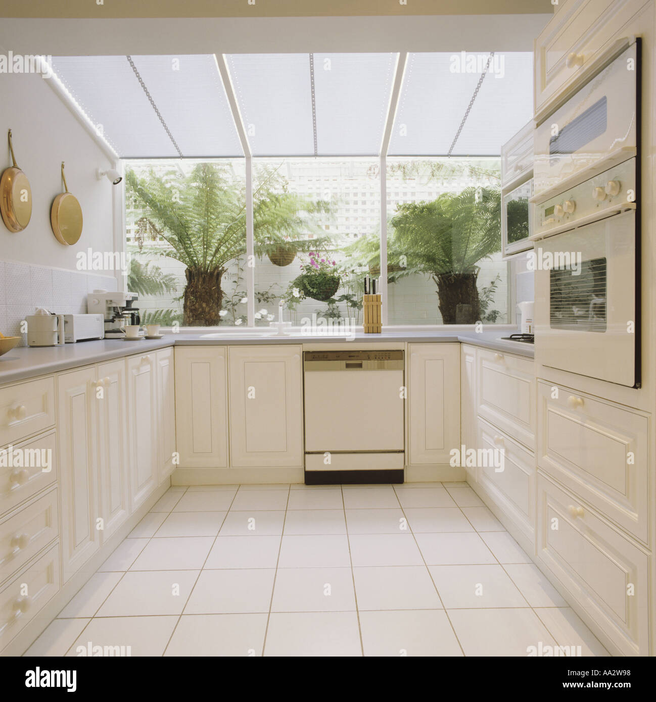 Modern kitchens with blinds hi-res stock photography and images - Alamy