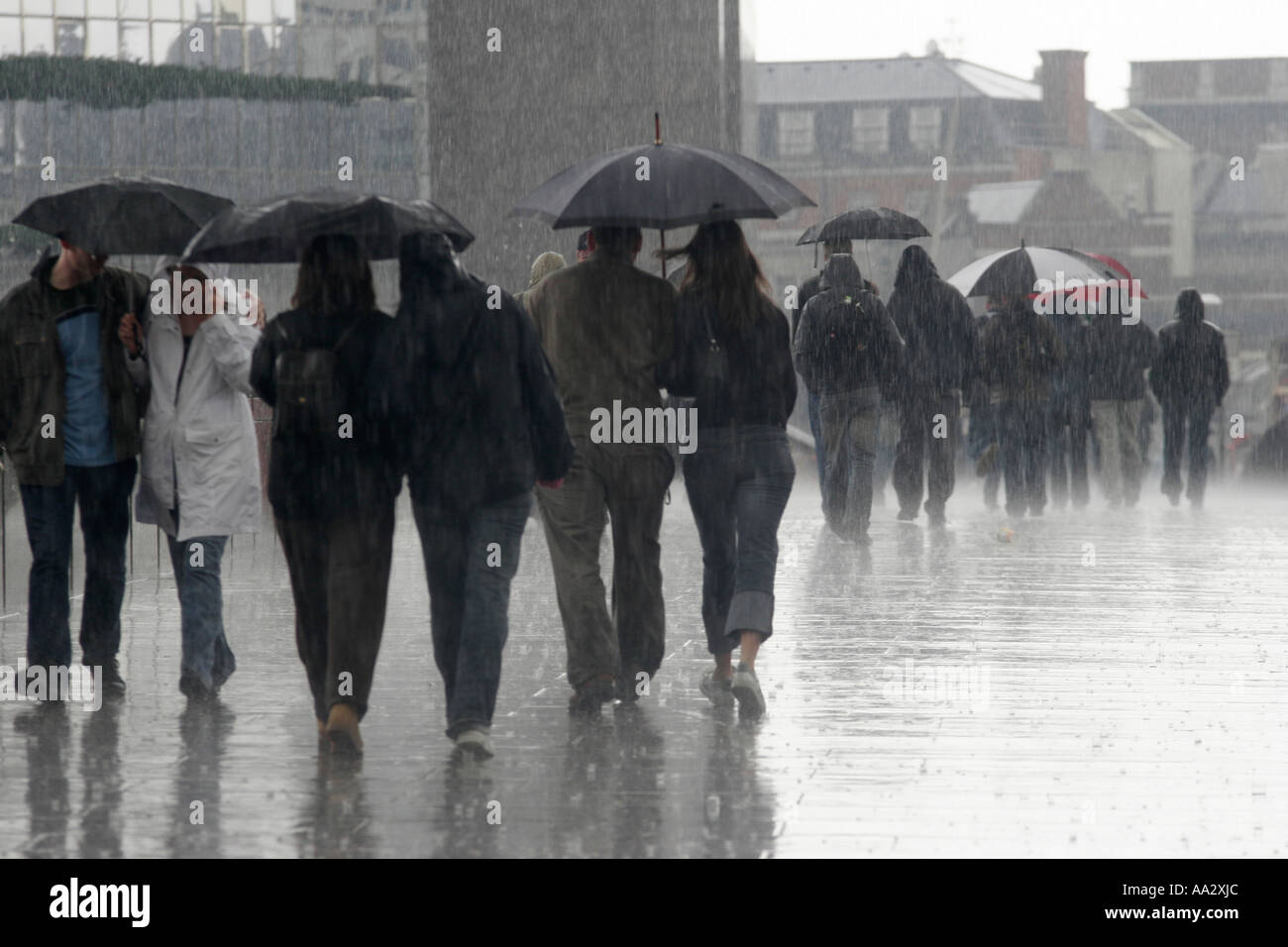 London rain showers hi-res stock photography and images - Alamy