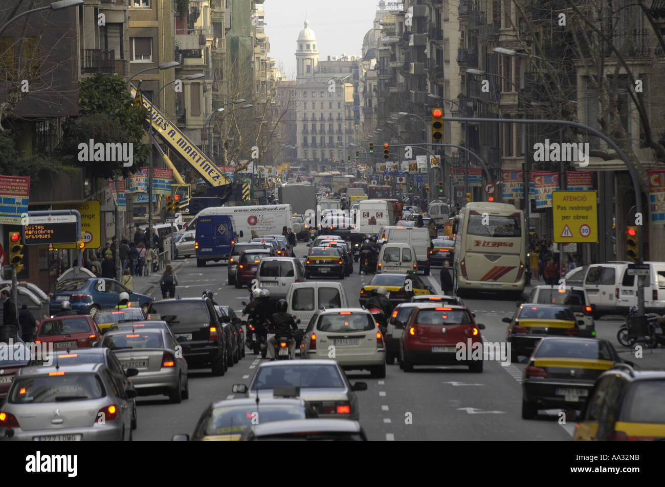 busy boulevard street avenue avengida traffic cars city urban ...