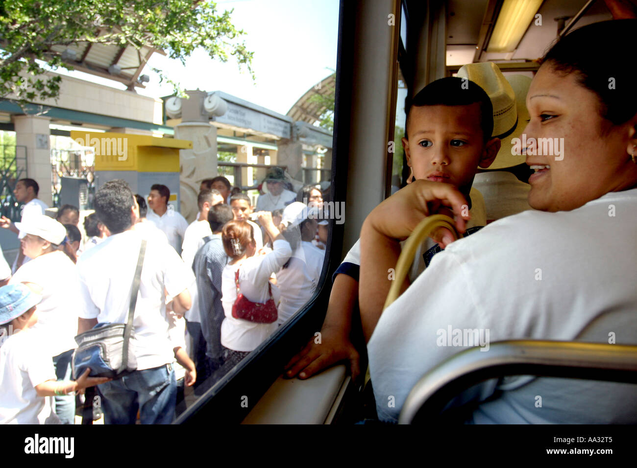 People pushing onto bus hi-res stock photography and images - Alamy