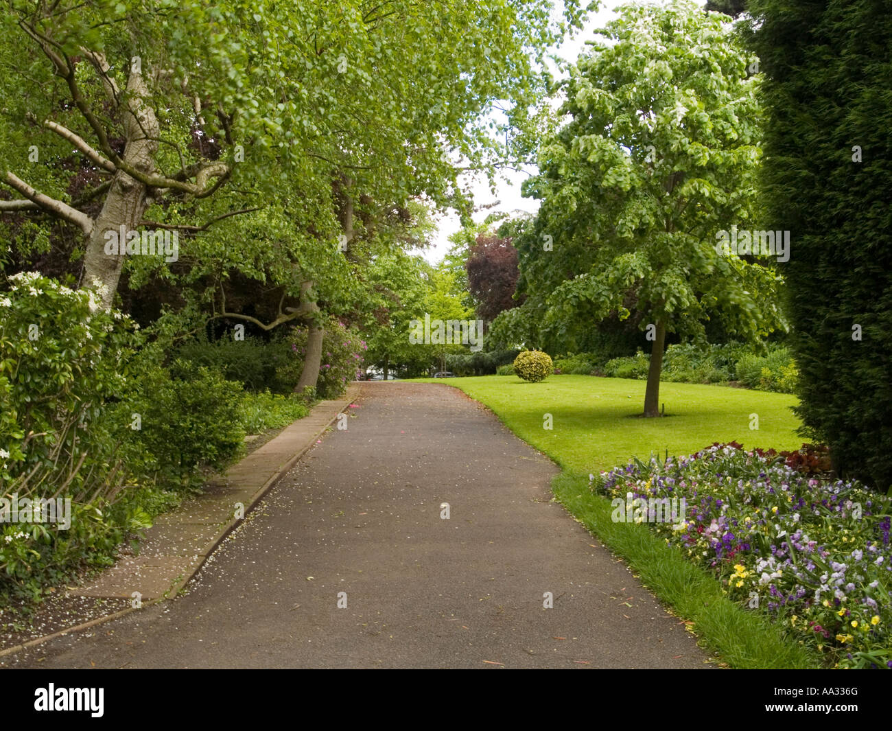 The Grounds and Landscaped Gardens of Woodthorpe Grange Park ...