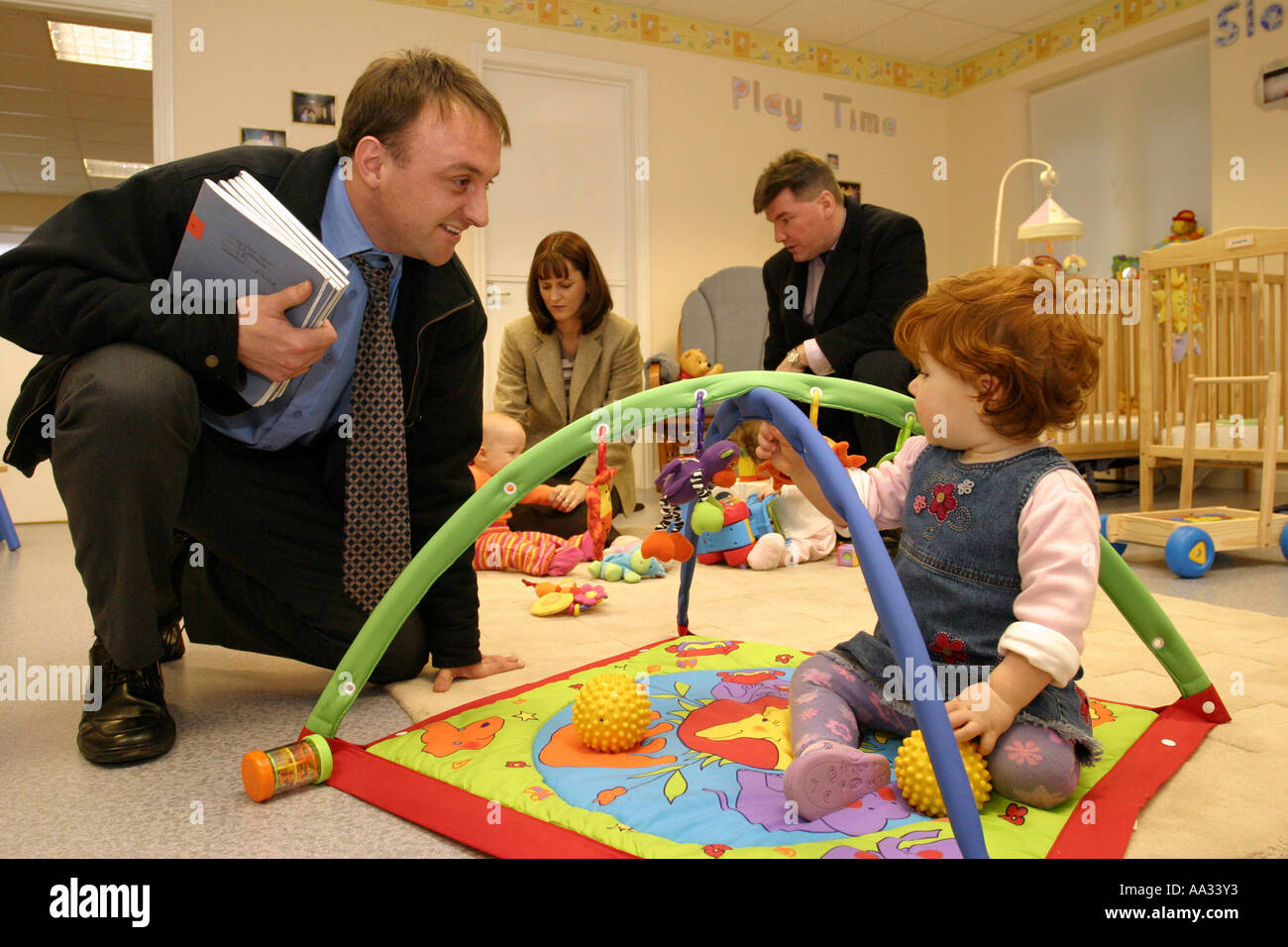 Parents dropping children at school hi-res stock photography and images ...