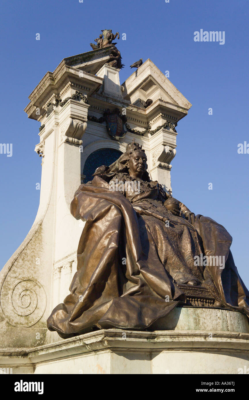 Queen Victoria Monument Piccadilly Gardens Manchester Lancashire England Stock Photo - Alamy