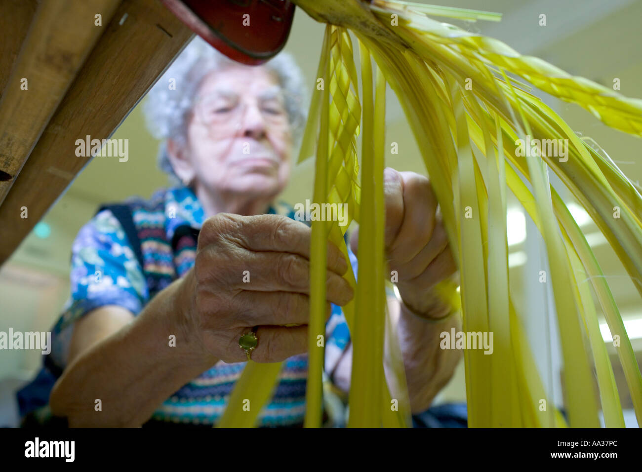Weaving palms hi-res stock photography and images - Alamy
