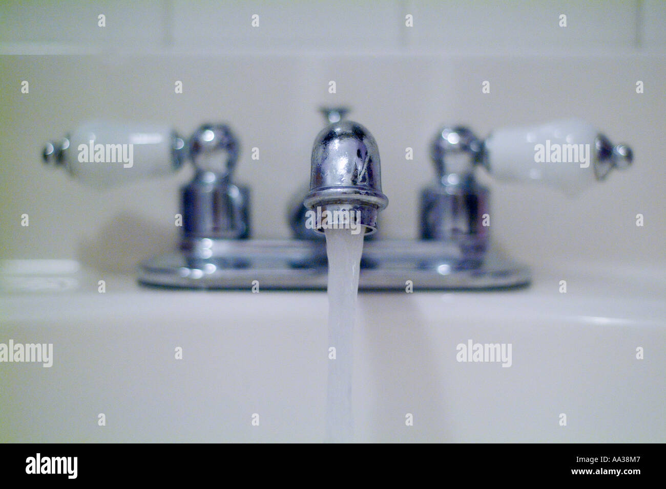 Faucet running hi-res stock photography and images - Alamy