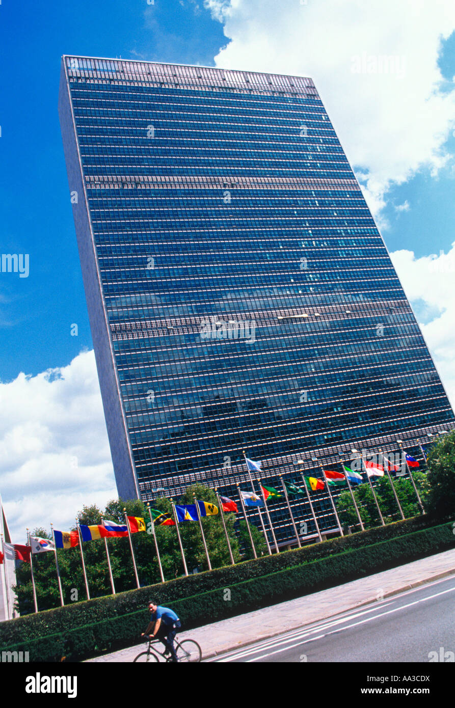 United Nations headquarters Secretariat Building and flags, New York ...