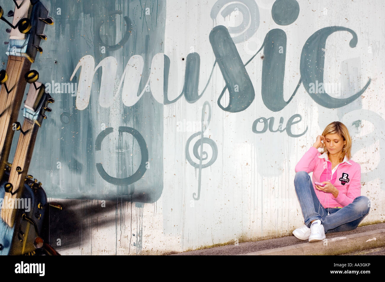 young woman ipod Stock Photo - Alamy