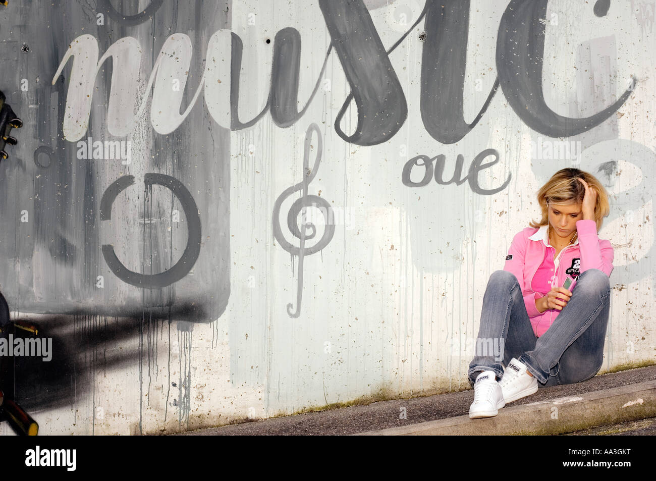 young woman ipod Stock Photo - Alamy