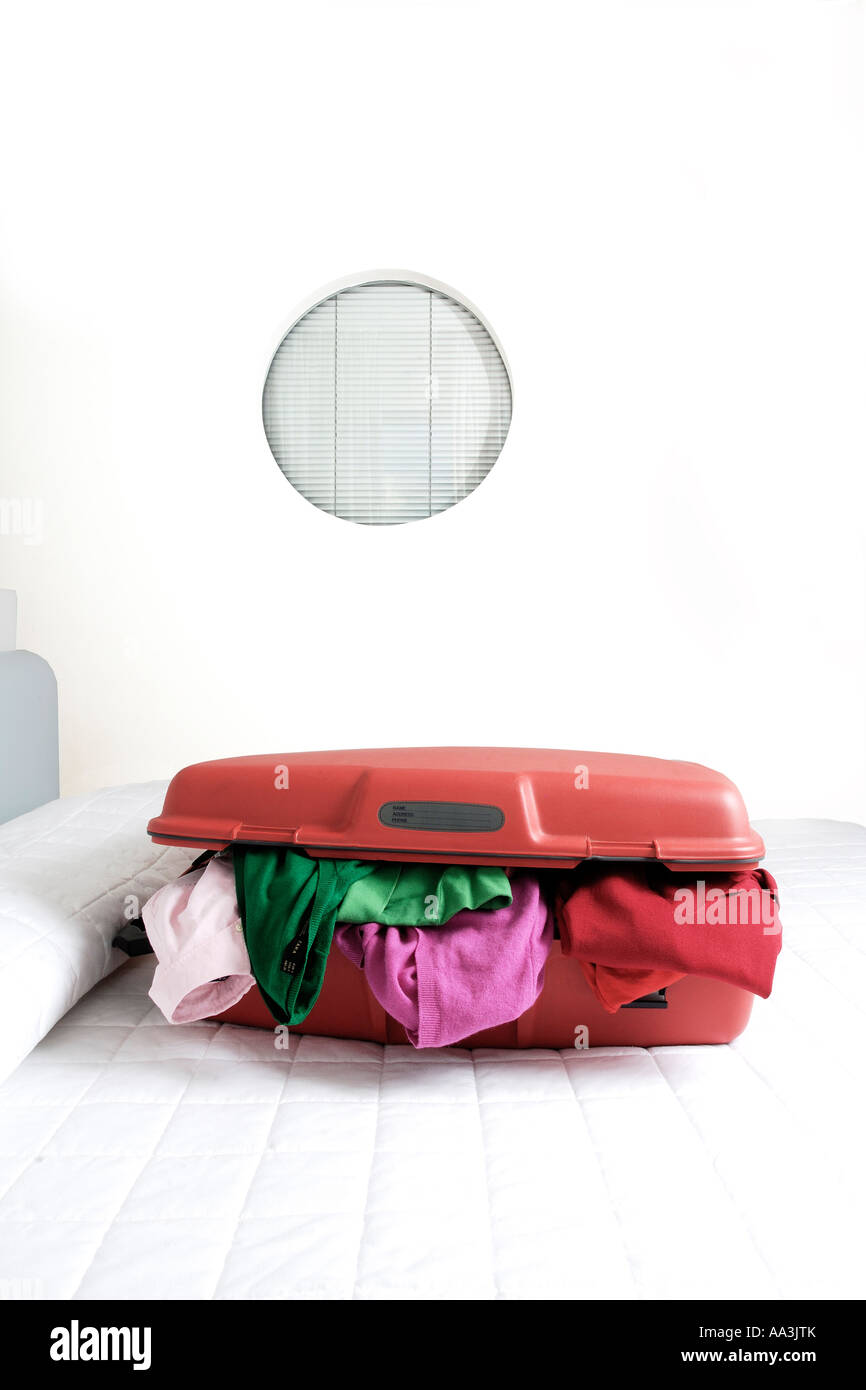 Full suitcase hi-res stock photography and images - Alamy