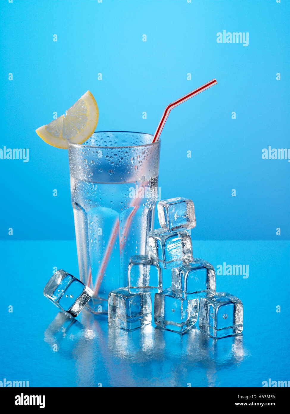 Glass of mineral water with ice cubes and lemon with drinking straw Stock Photo - Alamy