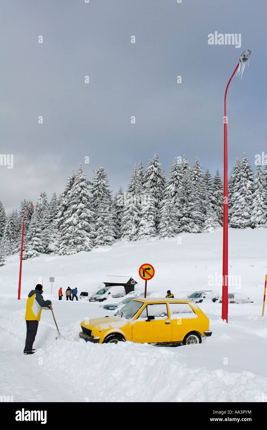 Digging car out of snow hi-res stock photography and images - Alamy