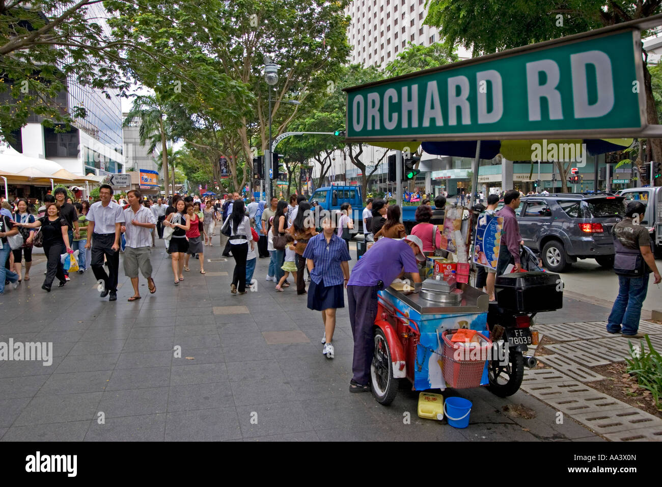 Shopping on Orchard Road, Singapore Stock Photo - Alamy