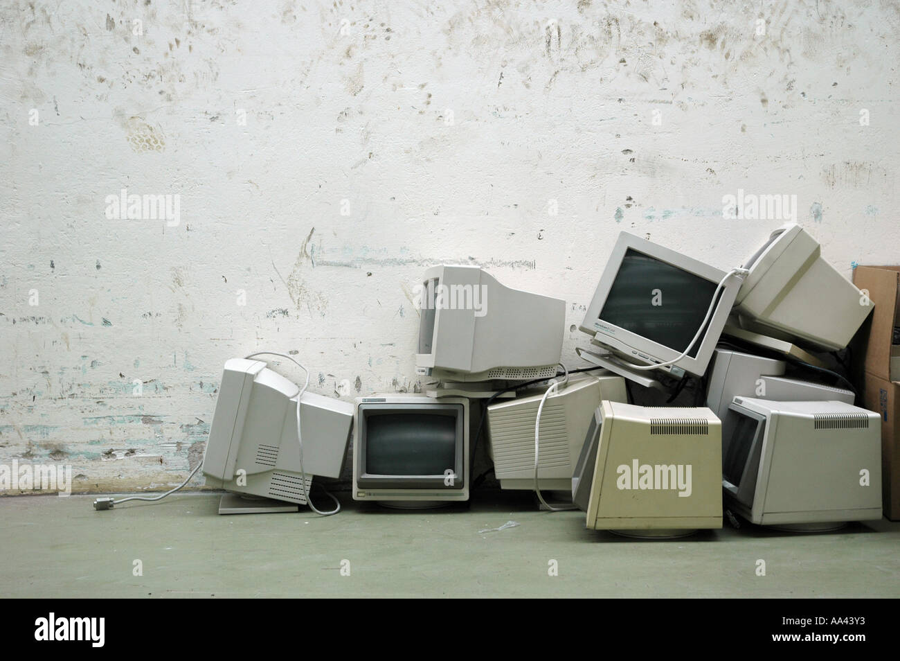 Electronic scrap: old computer monitors Stock Photo: 7147250 - Alamy Electronic scrap: old computer monitors Stock Photo: 7147250 - Alamy