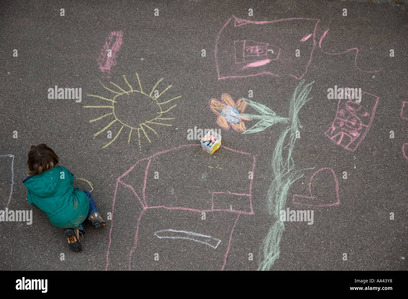 Children drawing on street chalk hi-res stock photography and images ...