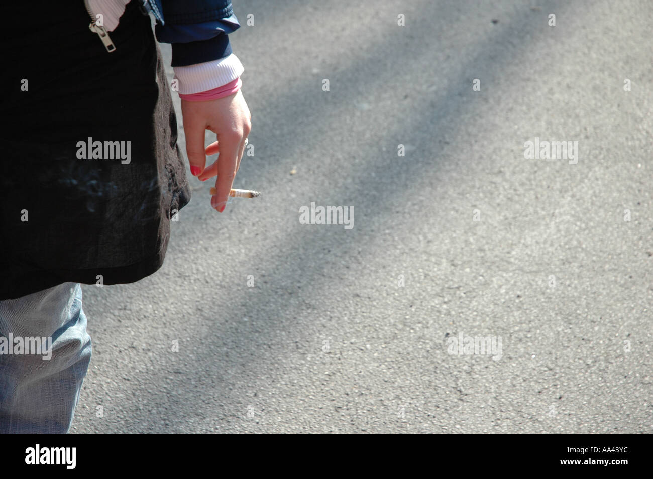 Female hand with cigarette Stock Photo - Alamy