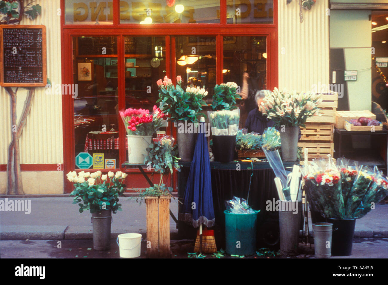 Cart paris street hi-res stock photography and images - Alamy