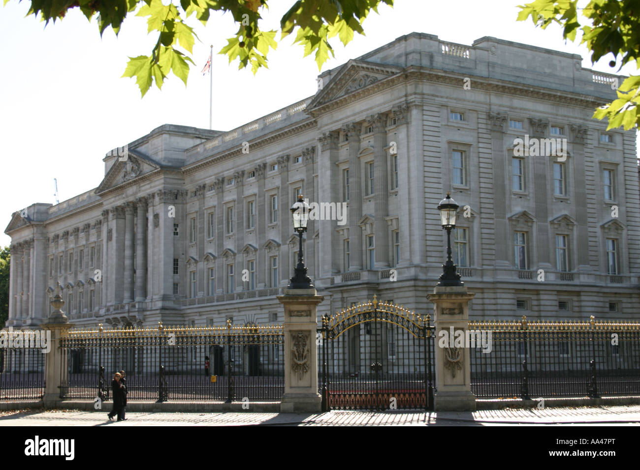 Royal clock buckingham palace hi-res stock photography and images - Alamy
