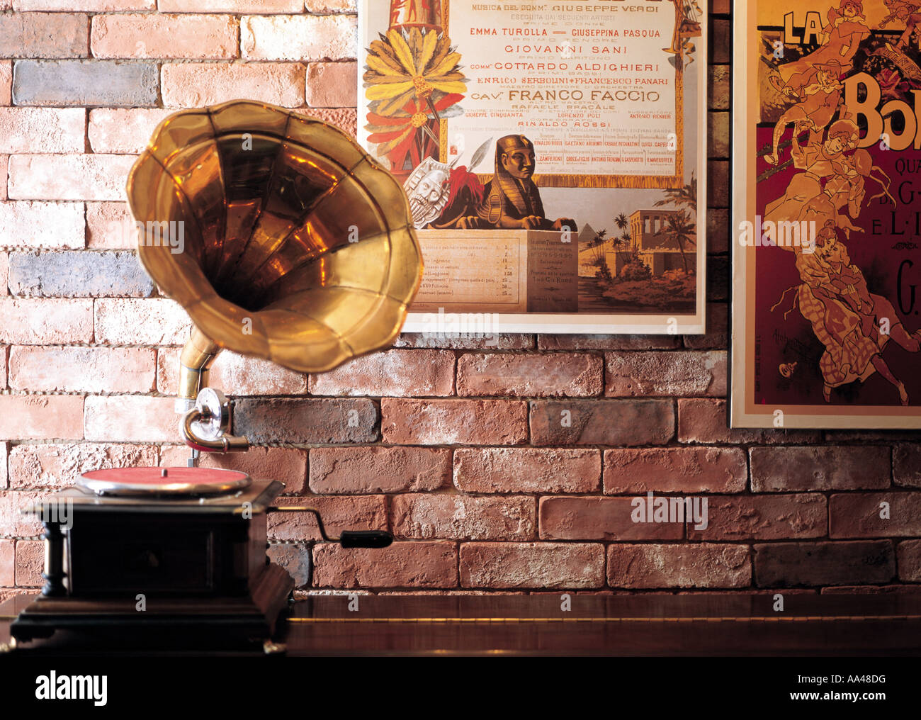 Phonograph hi-res stock photography and images - Alamy