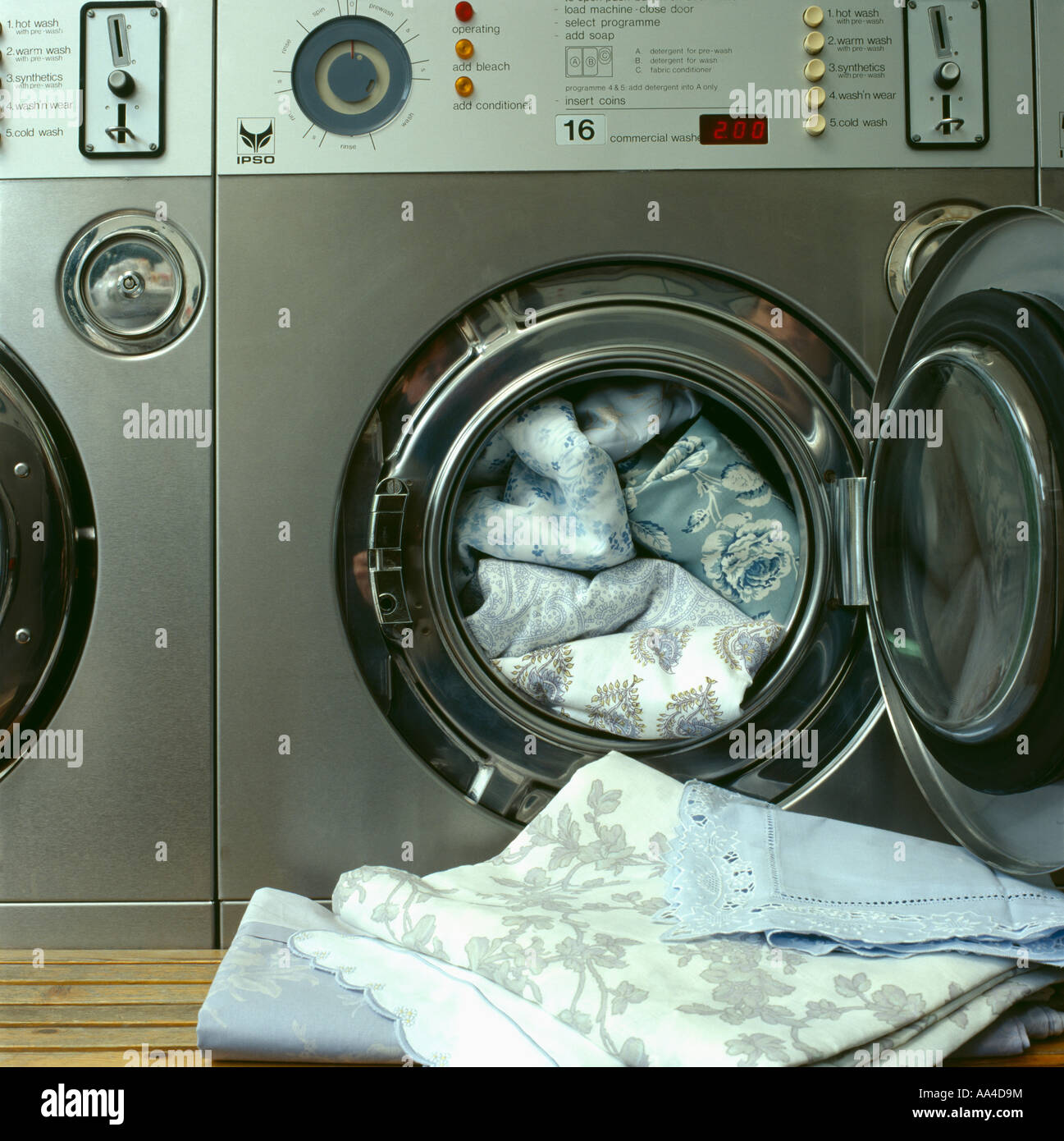 Steel washing machines hi-res stock photography and images - Alamy