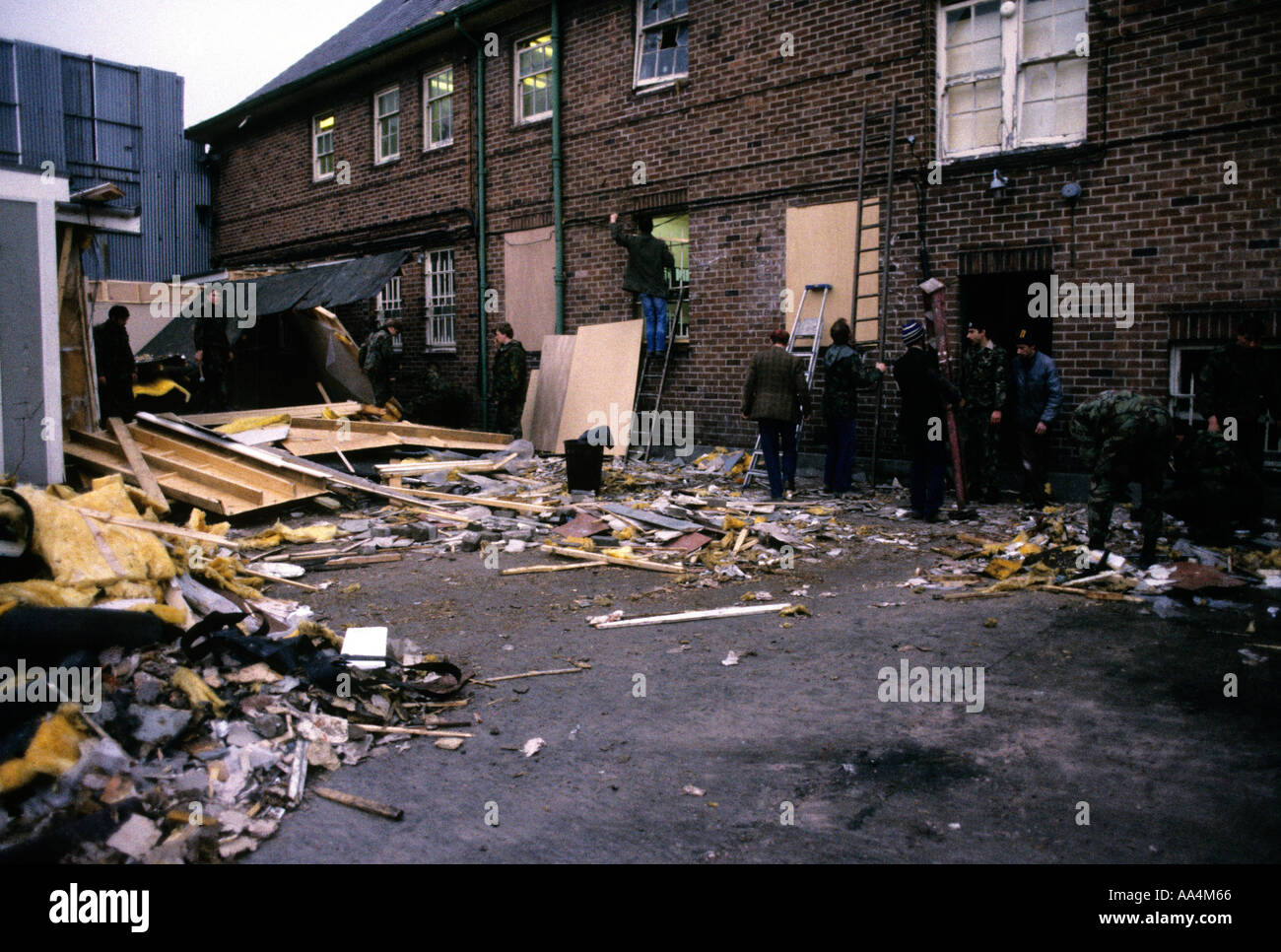 NEWRY BOMBING NORTHERN IRELAND 28 FEB 1985. 9 RUC POLICE OFFICERS DIED ...